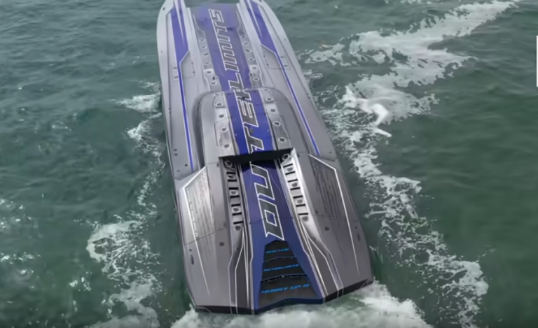 SC-46 the high performance catamaran by Outerlimits. - Panorama 4° Piano